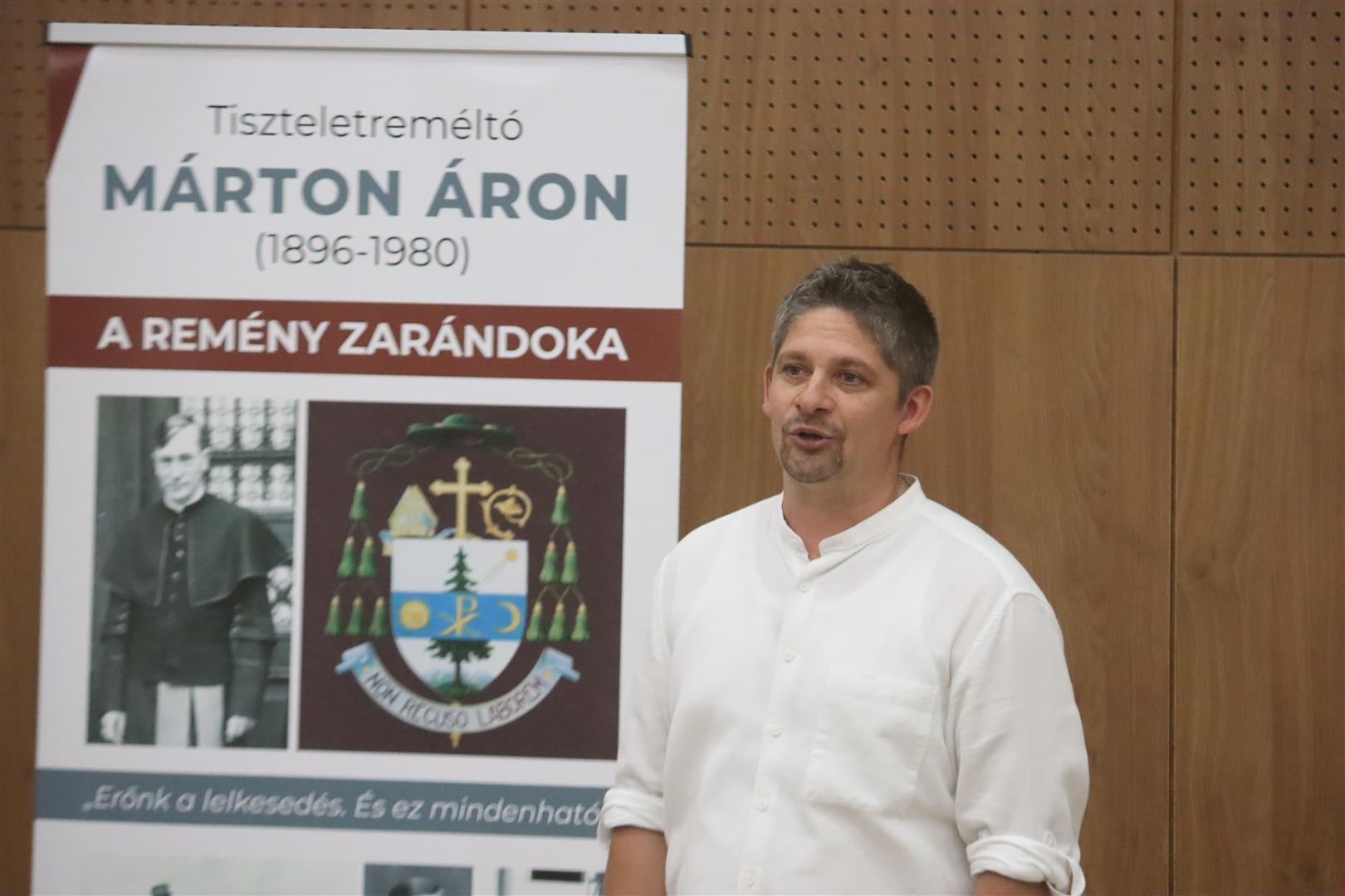 Tóth Péter Lóránt pódiumműsora Márton Áronról Rimaszombatban képekben ...